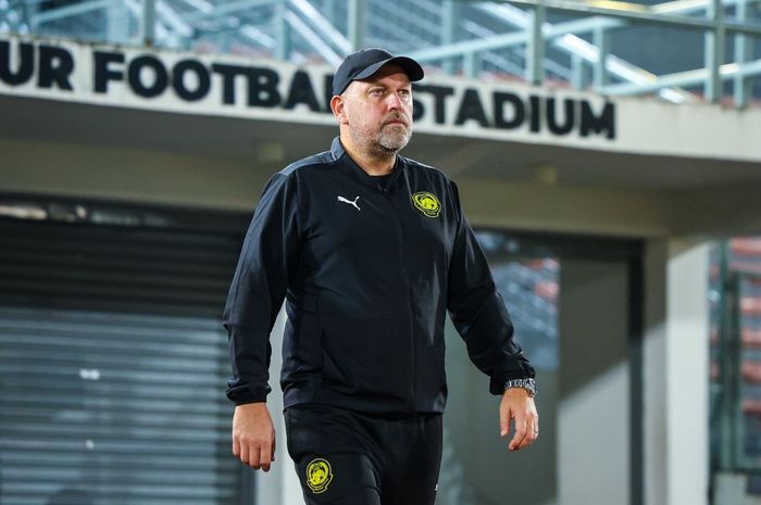 Terkejut Diisukan Mundur, Peter Cklamovski Mau Fokus Bikin Fans ...