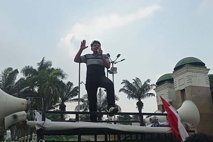 Mengatasnamakan Koalisi Masyarakat Peduli MBG, Massa Demo di Depan ...
