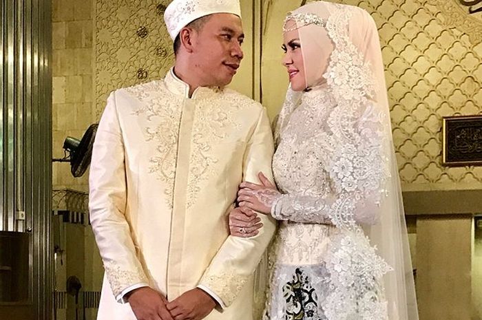 Perdana! Begini Momen Mesra Angel Lelga dan Vicky Prasetyo di Resepsi ...