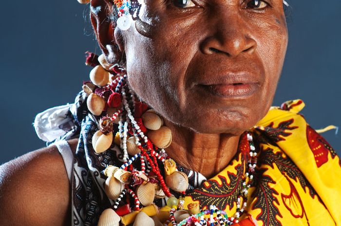 Terpikat Kain Cantik Aru dengan Anyaman dan Manik - National Geographic