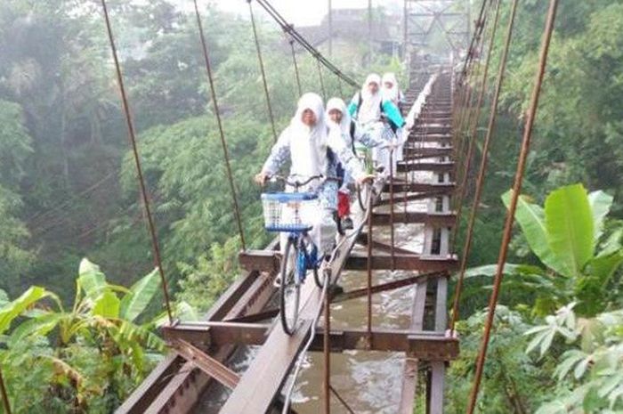Meniti Jembatan Sempit Saat Pergi ke Sekolah - National Geographic