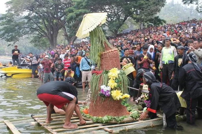 Mengenal Tradisi Larung Sesaji, yang Terkenal dalam Masyarakat ...