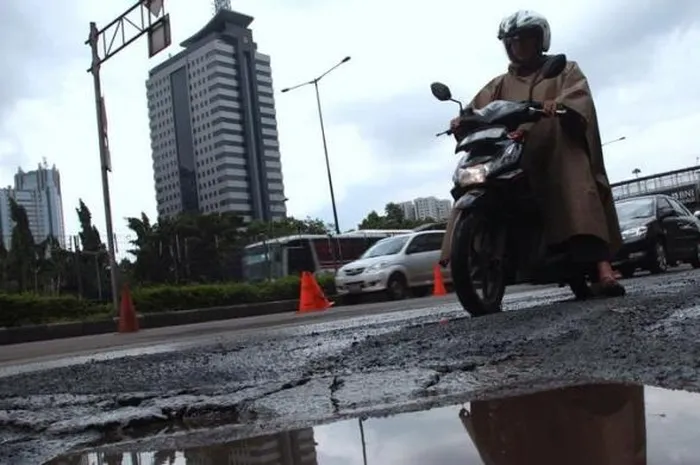 6 Komponen Motor yang Mudah Rusak Jika Motor Sering Masuk Lubang