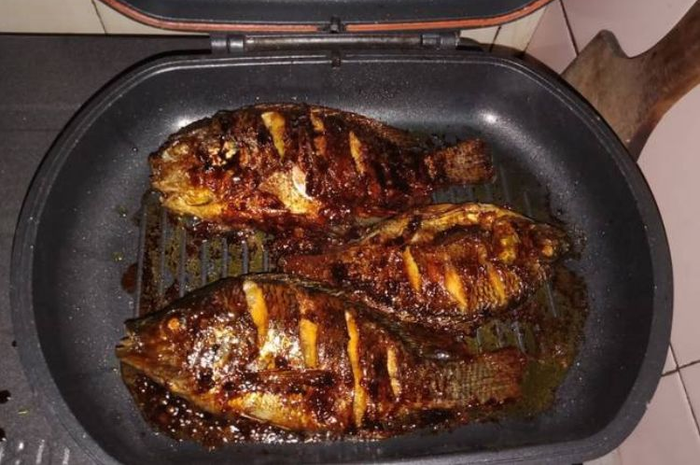 membakar ikan