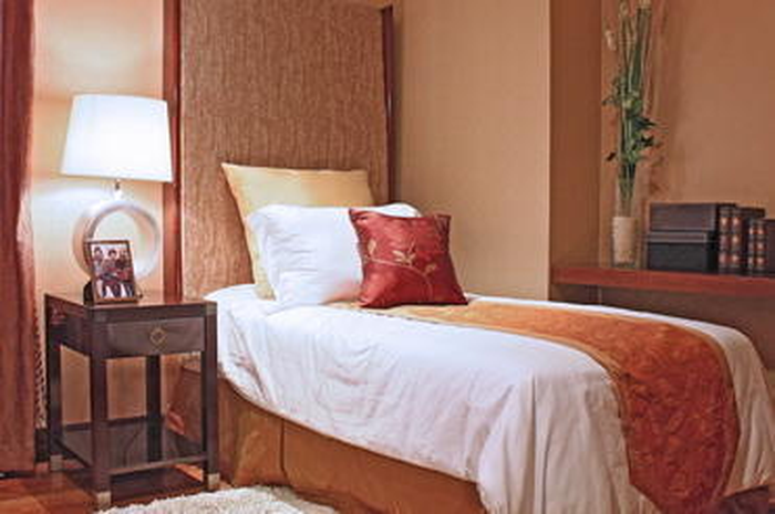 Headboard Tinggi Bikin Bersandar Lebih Nyaman