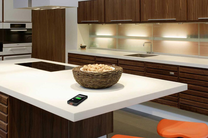 Meja Charger Tanpa Kabel yang Inovatif