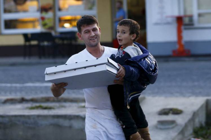 [Foto] Pelayan Restoran Baik Hati Memberikan Pizza kepada Anak-anak ...