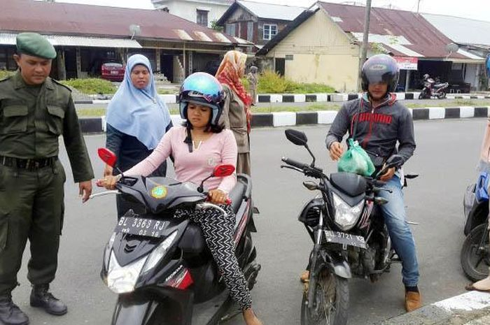 Tak Mengindahkan Larangan Duduk Mengangkang Saat Berboncengan Motor, 17 ...