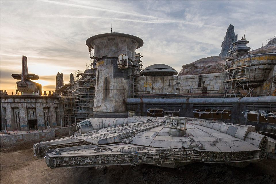 Millennium Falcon Ukuran Aslinya Selesai Dibangun di Disneyland - Page 2