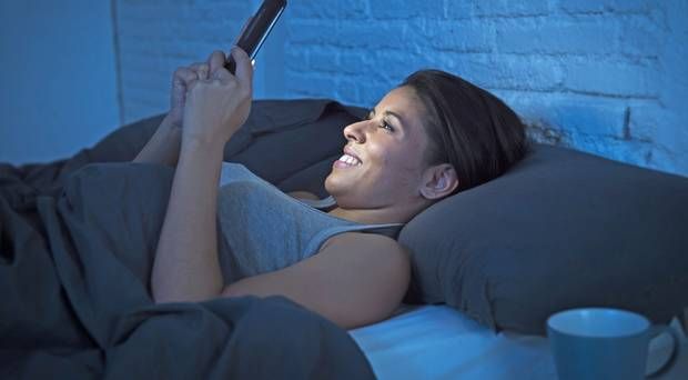 4 Dampak Mengerikan yang Bisa Menyerangmu Jika Masih Begadang Sambil Main Handphone