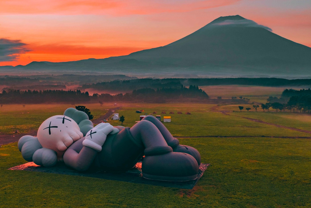 Patung 'KAWS:HOLIDAY' Sampai di Gunung Fuji untuk Pameran Outdoor!