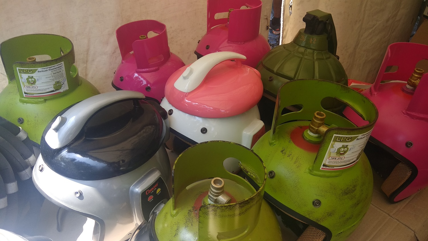 Unik nih, Ada Helm Berbentuk Rice Cooker, Granat Sampai Tabung Gas