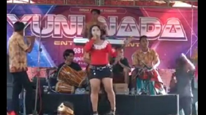 Demi Saweran Rp 100 Ribu, Biduan Dangdut Ini Rela Buka Baju dan Bra di Atas Panggung, Aksi Tak ...