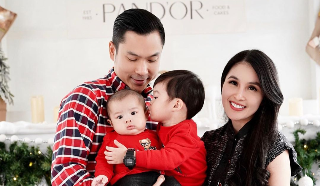 Adem Ayem Jarang Diterpa Isu Miring, Ternyata Pasangan Harmonis Sandra ...