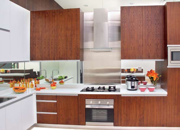 Dapur Compact dengan Meja Racik, Meja Saji, dan Meja Sarapan