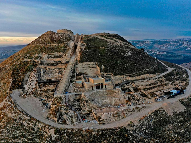 Bagian Terlarang Makam Istana Herodes yang Agung Berusia 2.000 Tahun ...