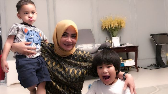 Suguhkan Interaksi Manis ke Anak Bungsu Rieta Amilia yang Baru Wisuda, Dukungan Caca Tengker ke ...