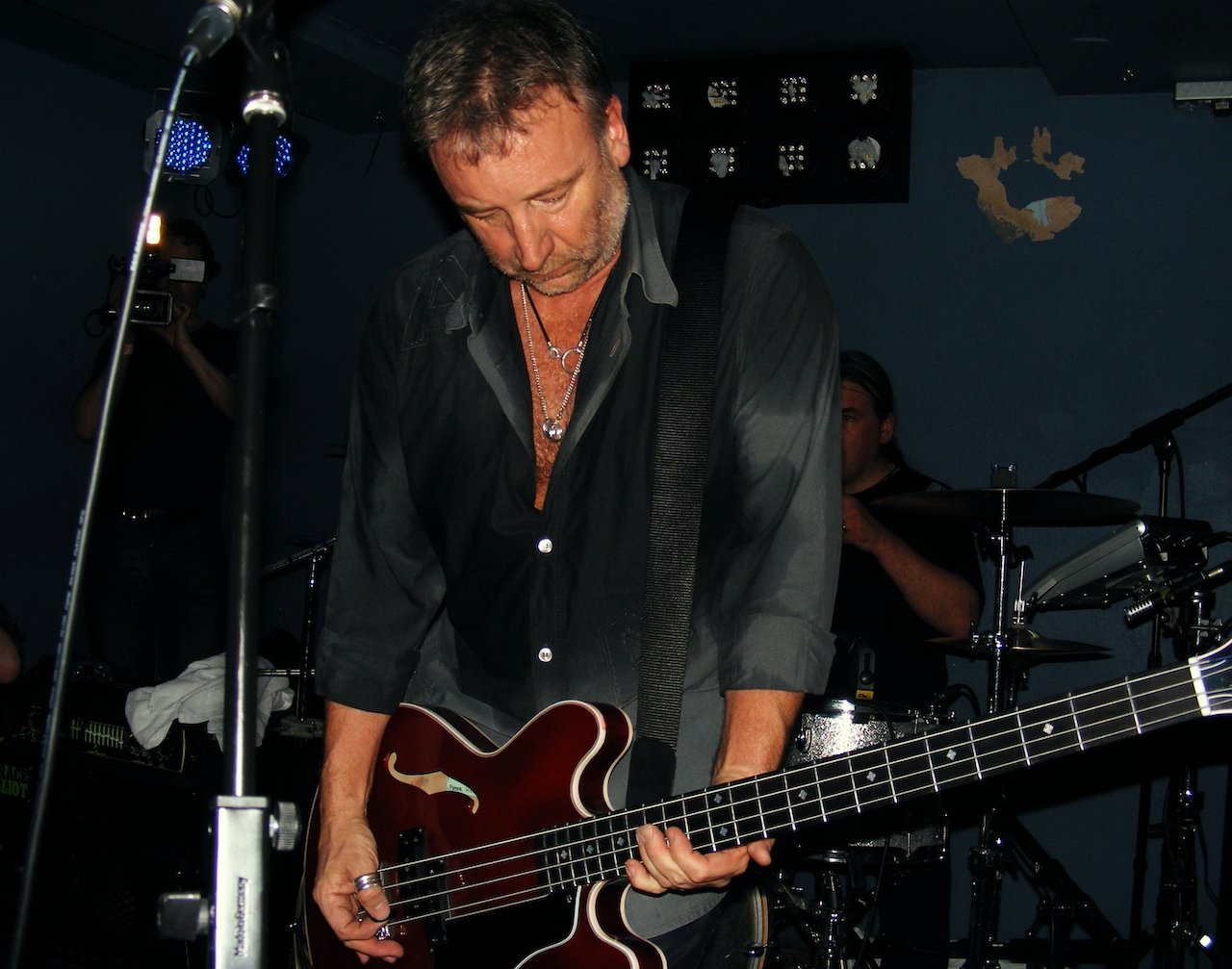 Bassist New Order Peter Hook Lelang Ratusan Memorabilianya di New Order ...