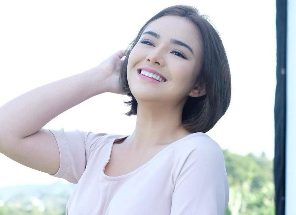 Pas Foto Berlatar Biru Terpajang, Amanda Manopo Disebut-sebut Sudah ...