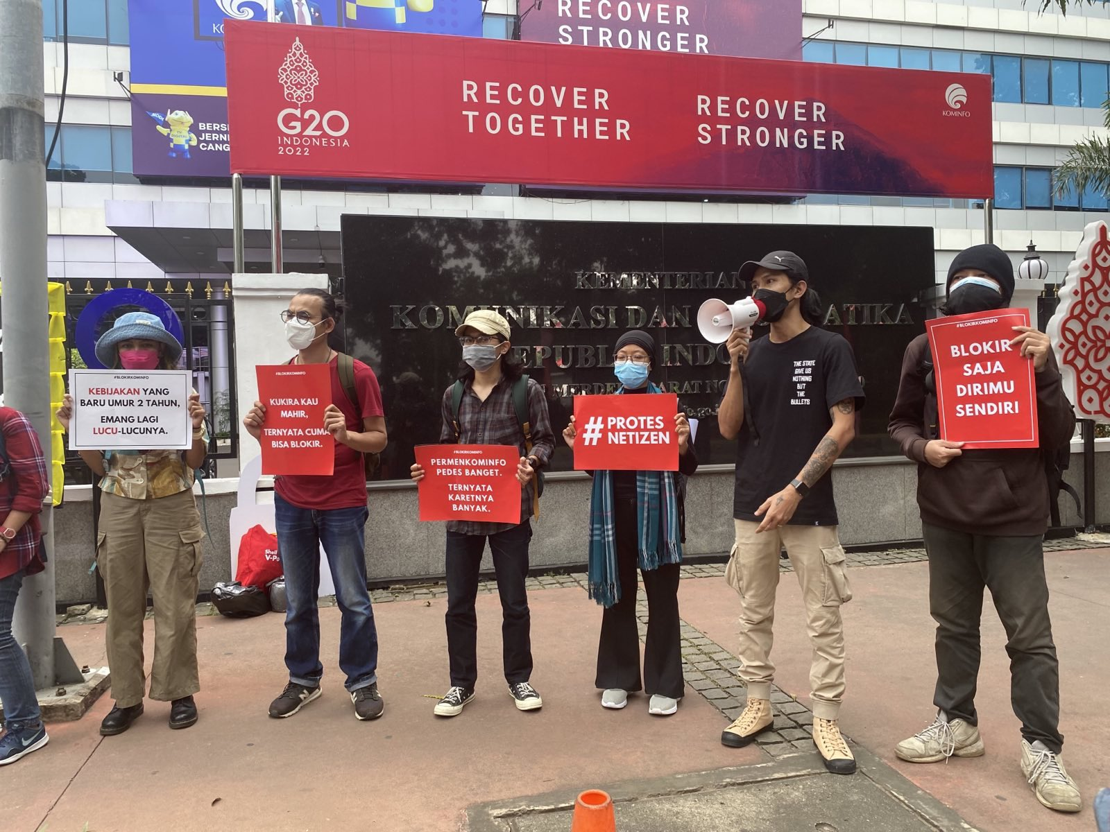 Kominfo Mulai Blokir Platform Digital, Netizen Twitter Bikin Hashtag #BlokirKominfo! - Page all