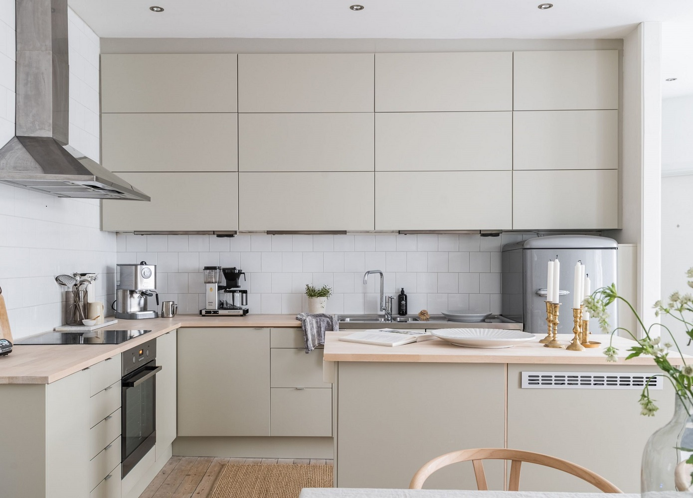 10 Kunci Agar Warna Beige Tidak Membosankan di Dapur - Page all