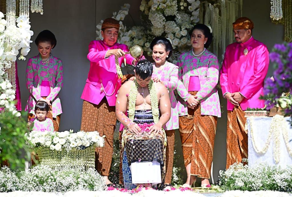Kebaya Perpaduan Pink dan Hijau Membalut Tubuhnya, Penampilan Selvi Ananda Istri Gibran di ...