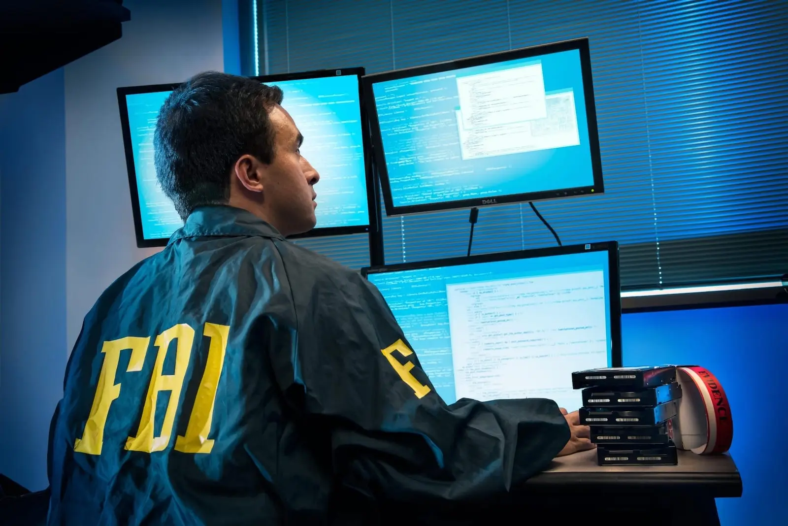 Jaringan Komputer FBI Diserang Hacker, Ini Data yang Dicari! - Page all