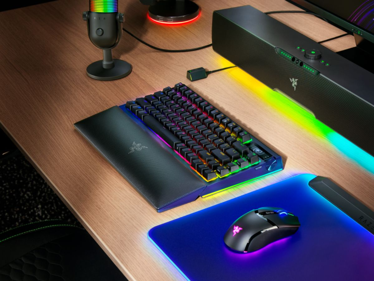 Razer Hadirkan BlackWidow V4 Pro, Keyboard 75% dengan Layar OLED