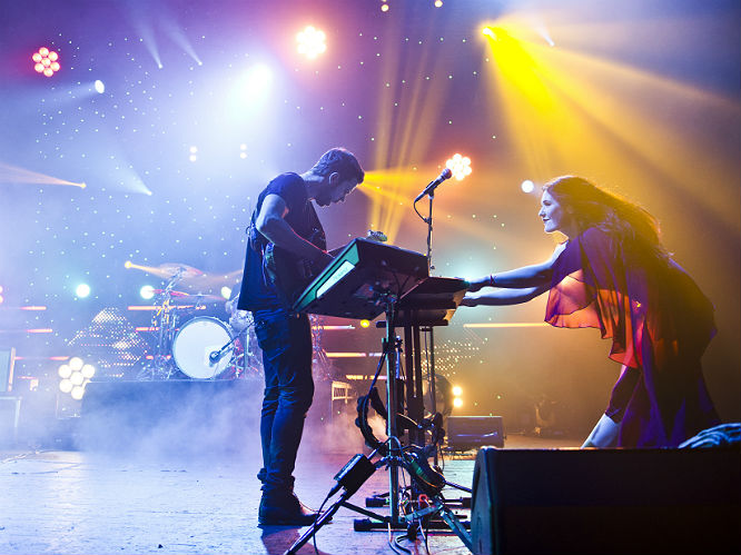 M83 Rilis Video Klip "Claudia Lewis"