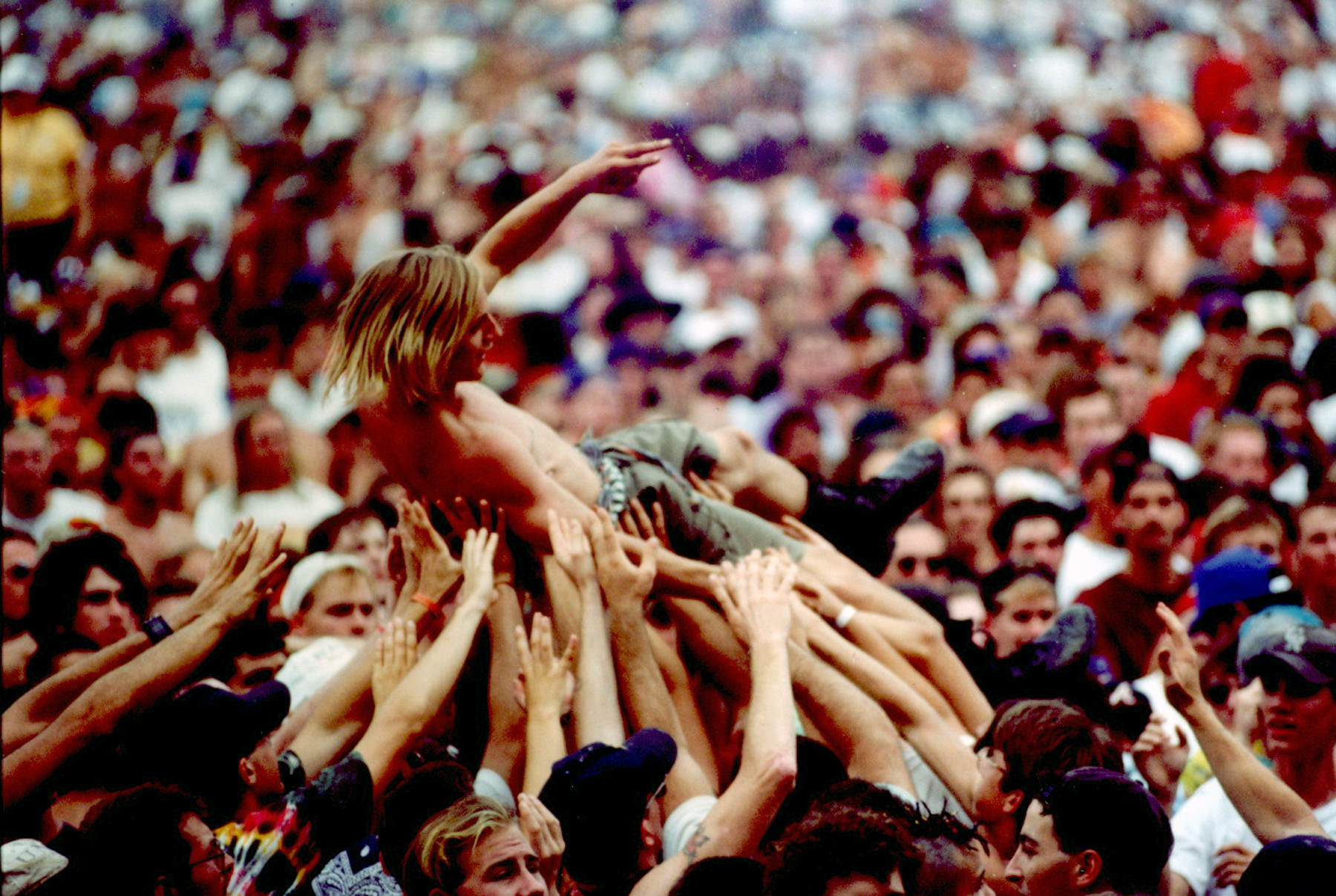 Ini Dia Awal Mula dan Sejarah dari Moshing dan Mosh Pit! - Halaman 2 | Hai