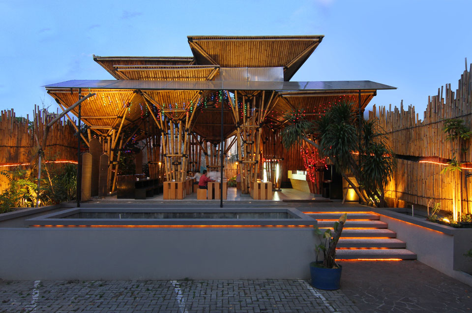 Fasad Bambu yang Cantik di Resto Kontemporer