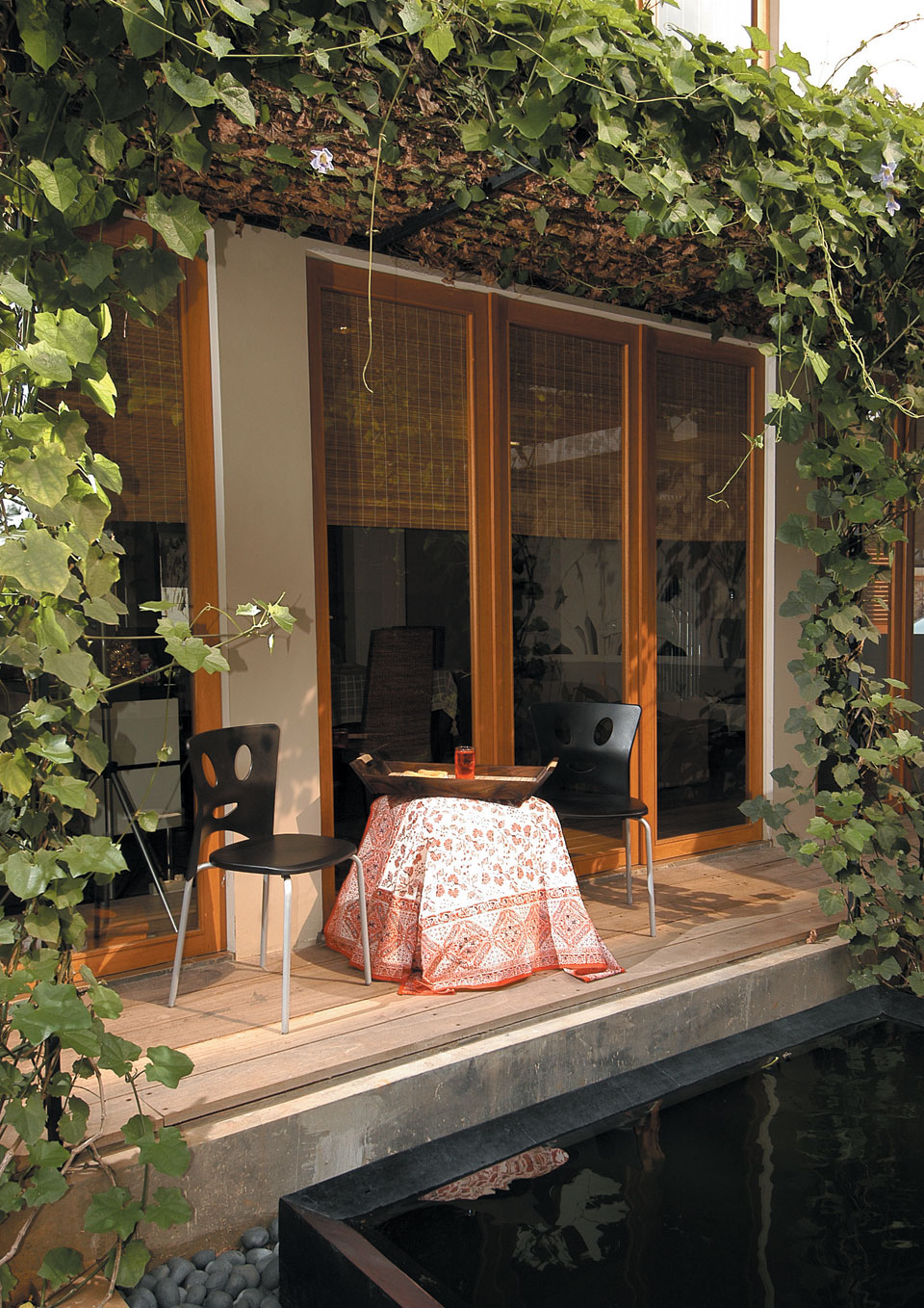 Teras Sejuk dengan Atap Tanaman Rambat