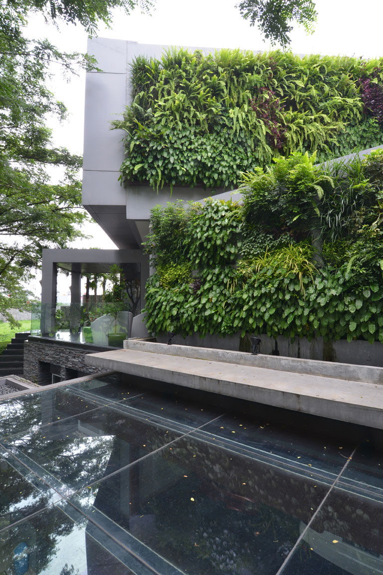 Vertical Garden Peneduh Fasad