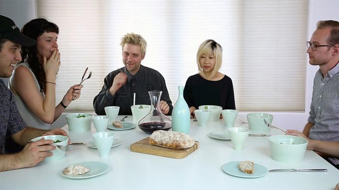 Justin Crowe, Seniman yang Membuat Perabot Makan dari Tulang Belulang ...