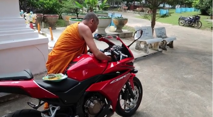 Biksu Ini Rapalkan Mantra dan Beri Bunga Sesaji pada Sebuah Sepeda ...