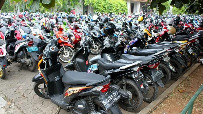 Lebih Baik Mana, Pakai Standar Samping atau Tengah Saat Parkir Motor ...