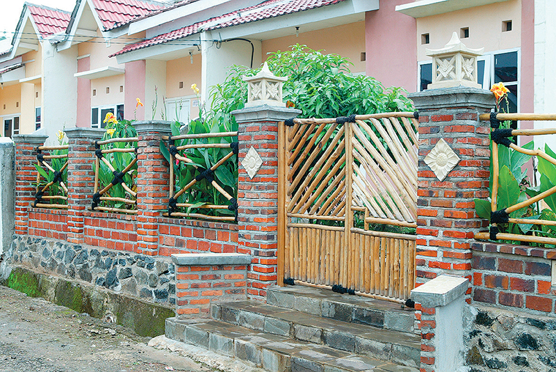 Bingung Mau Renovasi Pagar? Coba Aplikasikan Kayu Dolken, Biayanya pun ...