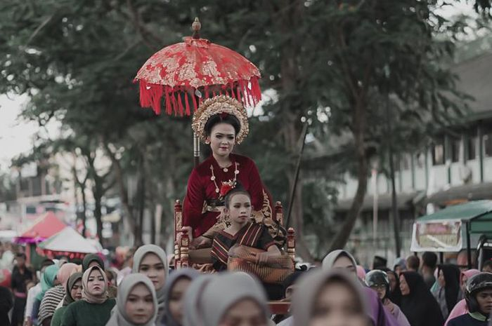Mengenal Merarik, Tradisi Unik Melarikan Anak Gadis Usai Acara Pinangan ...