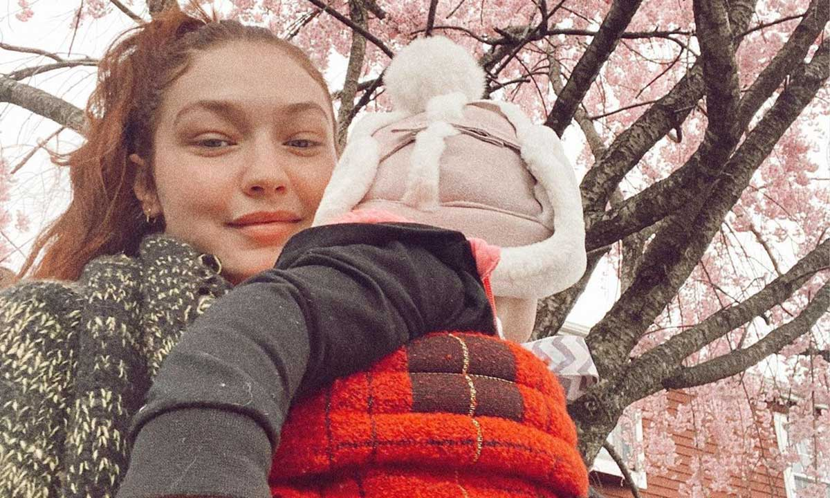 Jalan-jalan Santai, Intip Foto Gigi Hadid Dorong Stroller Khai Sambil ...