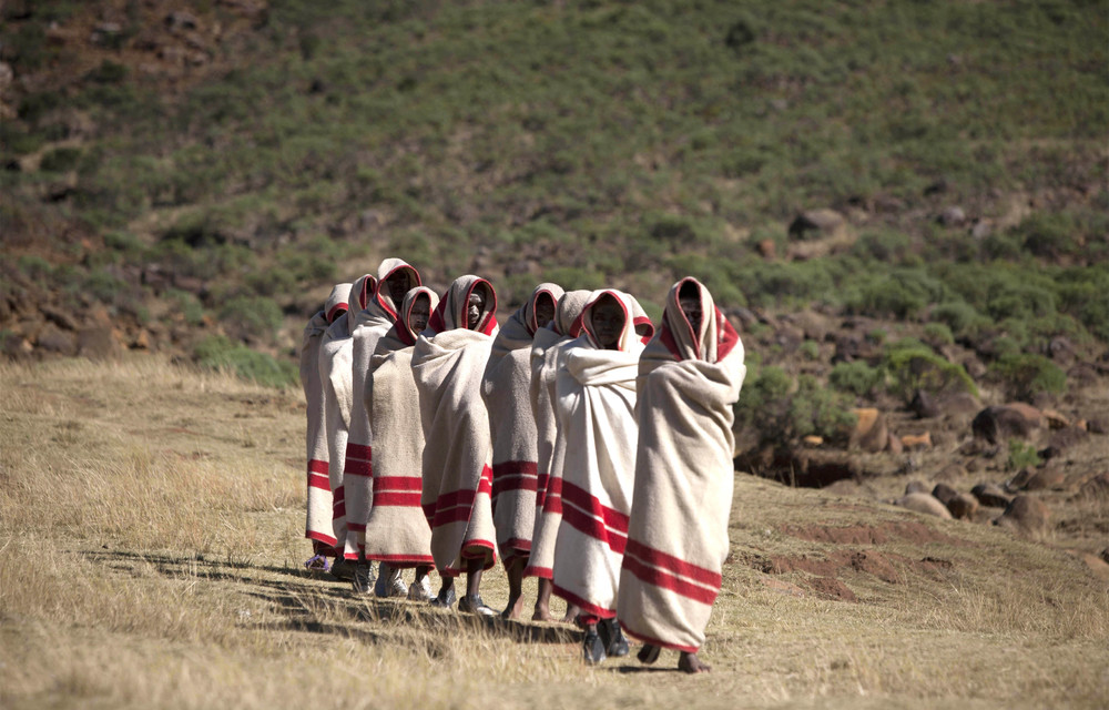 Ritual Ulwaluko; Upacara Inisiasi ‘Kedewasaan’ Suku Xhosa Afrika ...