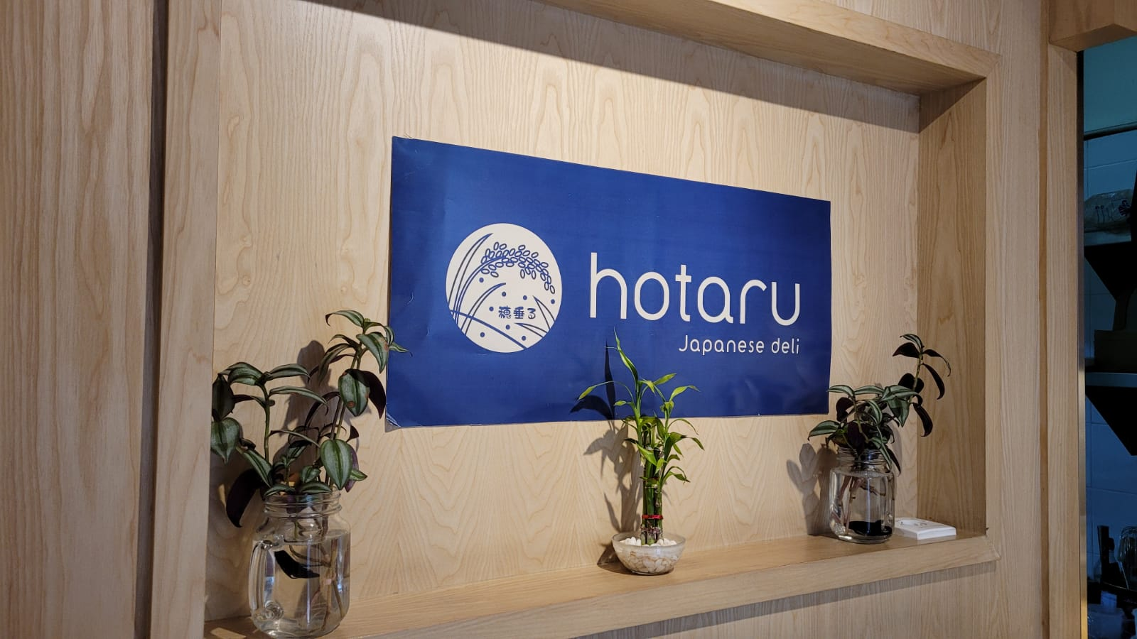 Hotaru Japanese Deli: Meski Restonya Mini, Makanannya Disajikan Dalam ...