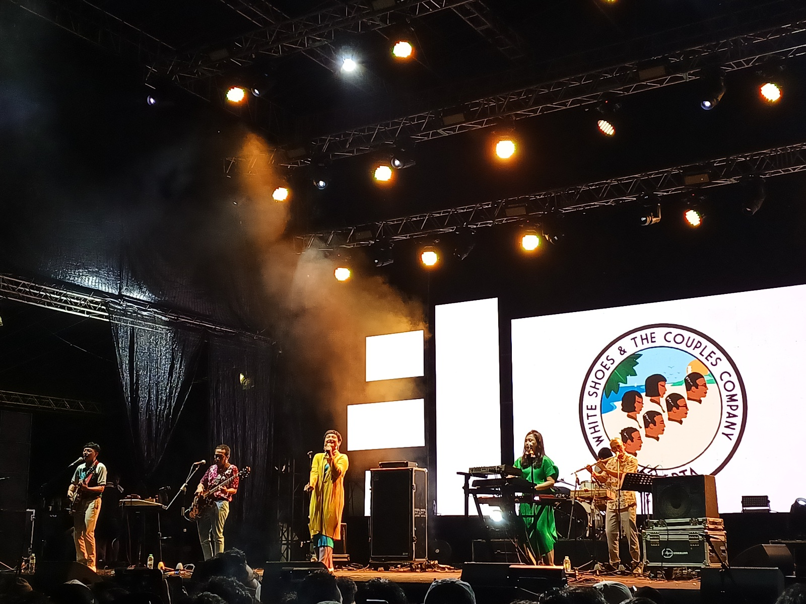 White Shoes & The Couples Company Ajak Fans Bersenandung di Panggung ...