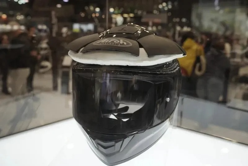 Airoh Rilis Helm Motor Bertenologi Canggih, Punya Sistem Airbag Pertama ...