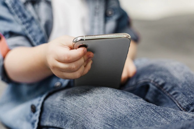 5 Cara Tepat Merawat Handphone Supaya Awet dan Enggak Cepat Rusak | Kids