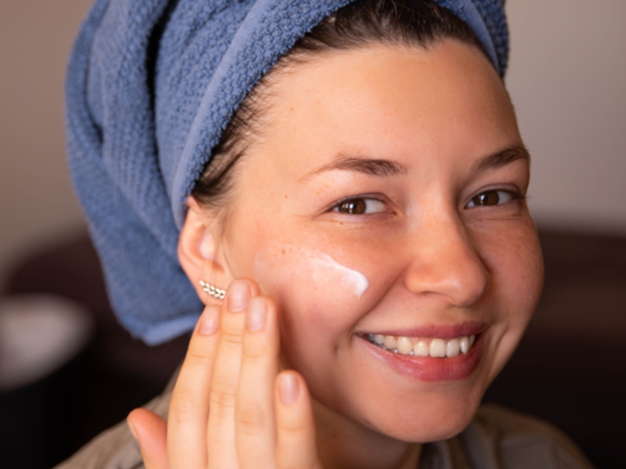 Manfaat Moisturizer untuk Kulit Berjerawat, Jangan Sampai Skip! | Stylo