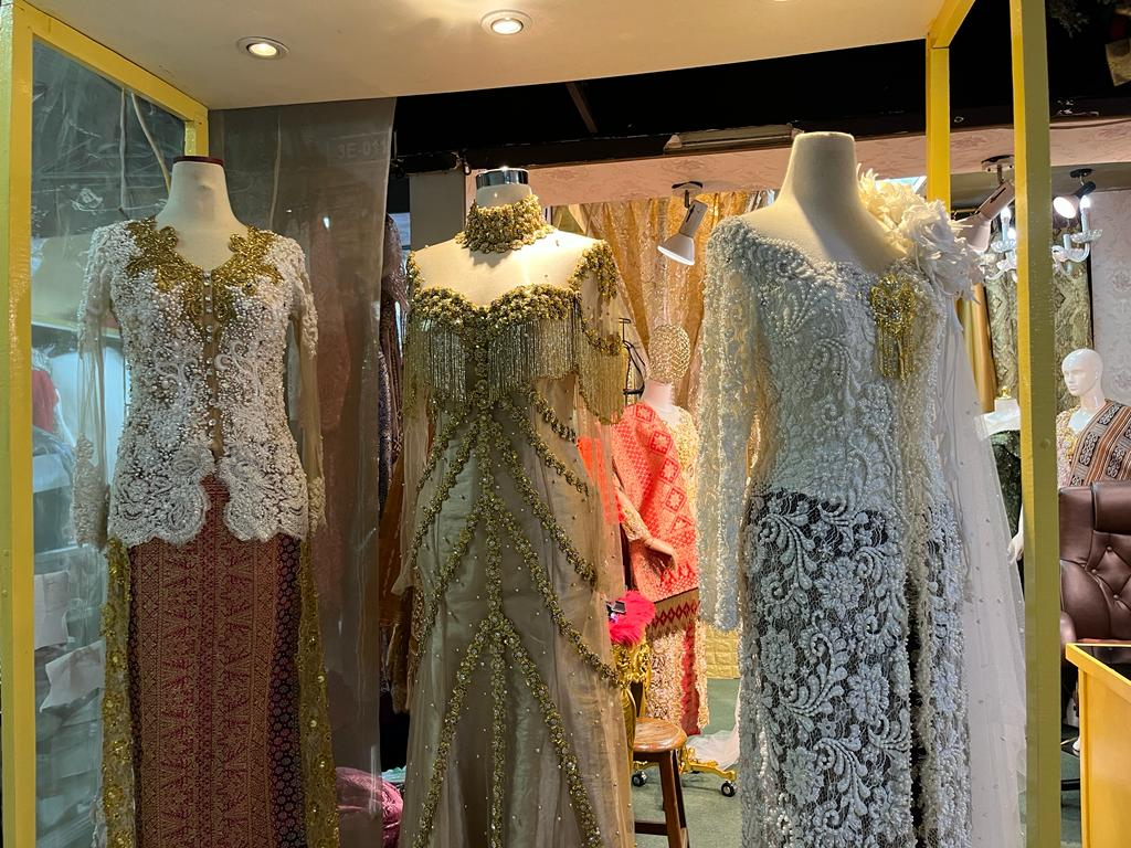 Jahit Kebaya dan Gaun di Pusat Modiste Harco Pasar Baru, Baju Pengantin ...