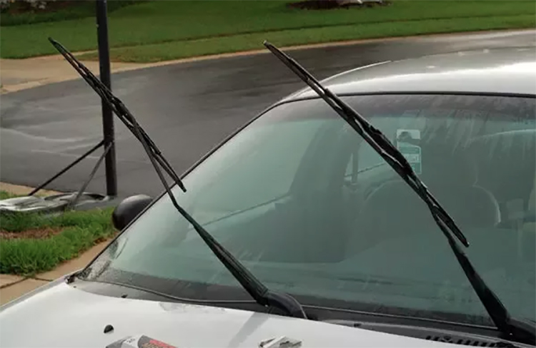 Ramai-ramai Orang Angkat Wiper Mobil Saat Parkir, Ahli Ungkap Faktanya ...