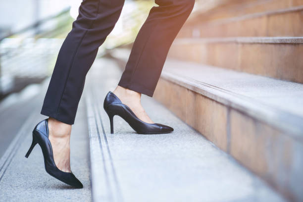 4 Jenis Heels yang Aman dan Nyaman Dipakai untuk Jalan Cepat | CewekBanget