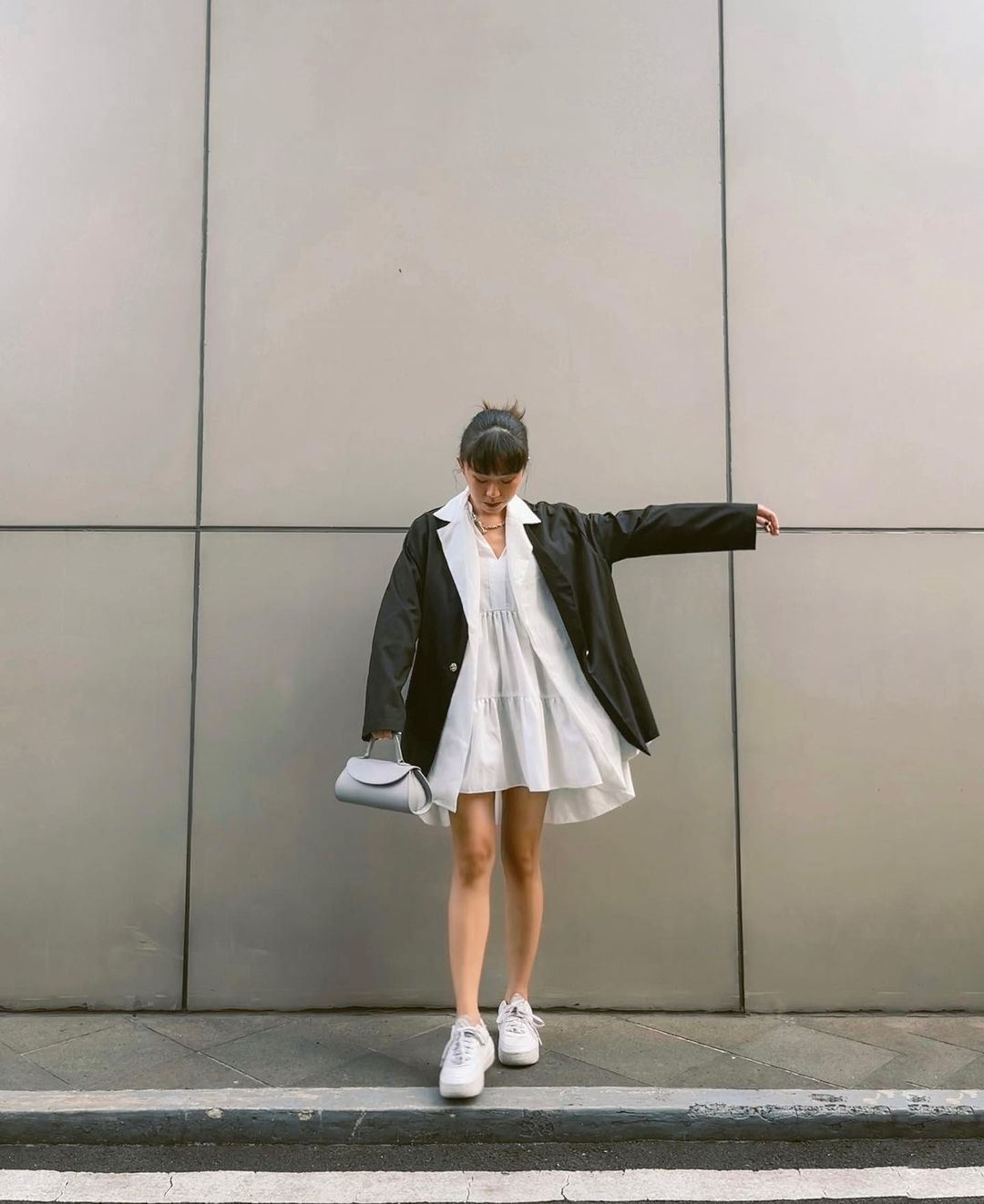 5 Ide Pakai Outfit Hitam untuk Cewek Tubuh Mungil. Stylish Abis ...