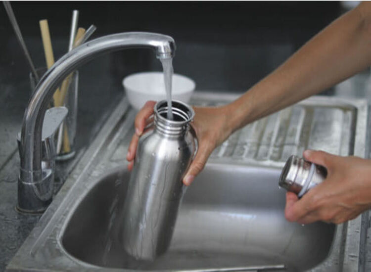 Begini Cara Menghilangkan Bau Besi pada Botol Minum Stainless Steel ...